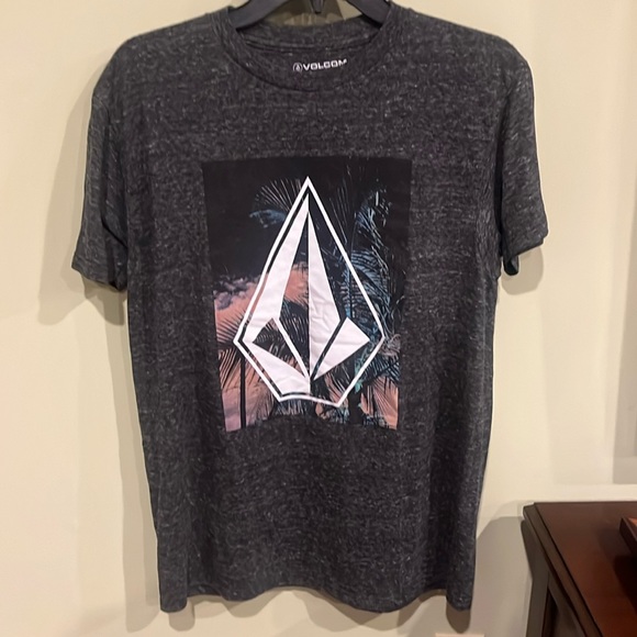 Volcom | Shirts | Like New Mens Volcom Short Sleeve Diamond Logo ...